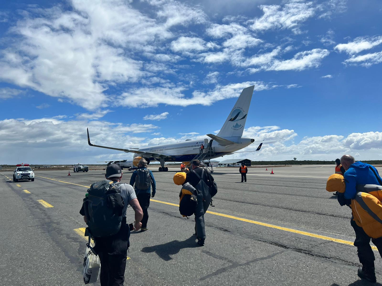 Third Vinson team arrives Union Glacier - Madison Mountaineering